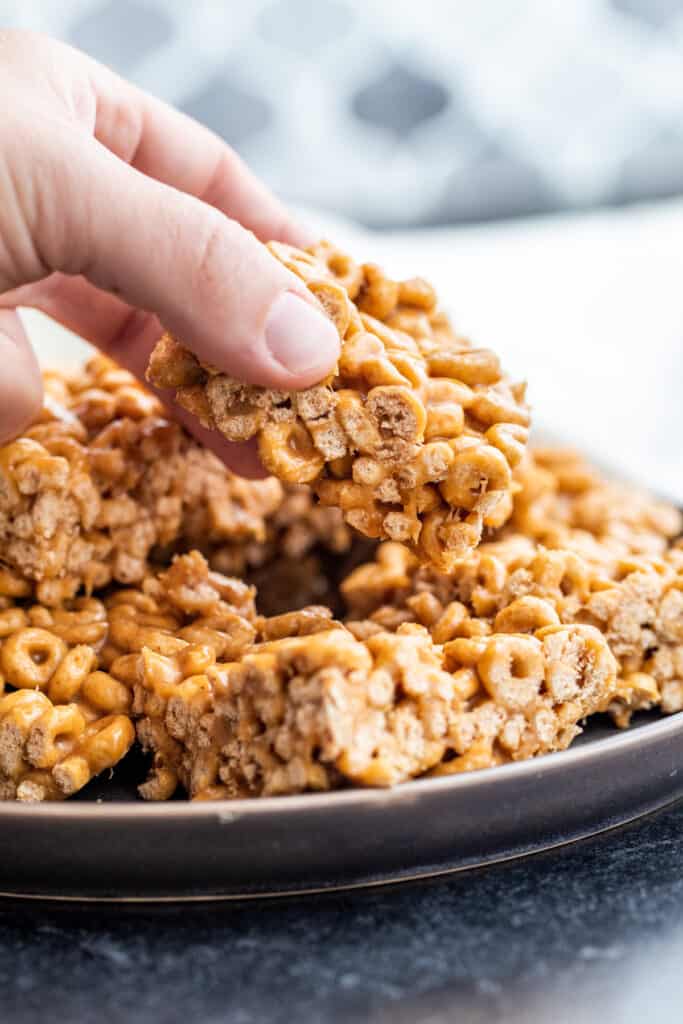 Easy Peanut Butter Cheerio Bars Recipe - Erhardts Eat